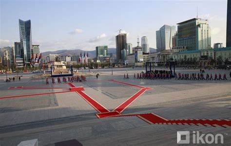 ФОТО Монголчууд Франц улсын ерөнхийлөгчийг төв талбайдаа угтав