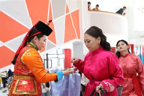 Эхийн алдар нэг хоёрдугаар зэргийн одонгоор энгэрээ мялаахаар яаран буй үзэсгэлэн төгөлдөр