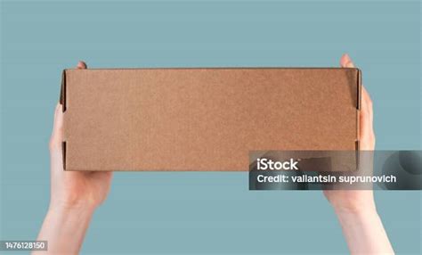 갈색 크래프트 판지 상자를 들고 손 판지 포장 모형 직사각형 모양의 포스트 순서 갈색에 대한 스톡 사진 및 기타 이미지 갈색