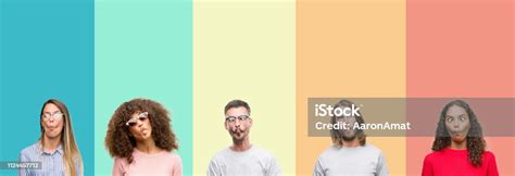 화려한 빈티지 고립 된 배경을 통해 젊은 사람들의 그룹의 콜라주는 입술 미친과 코믹 제스처 물고기 얼굴을 만들기 재미 있는 표현 구도에 대한 스톡 사진 및 기타 이미지