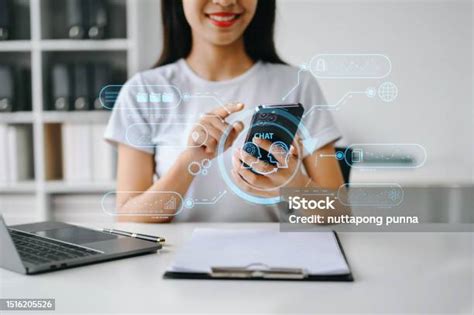 컴퓨터와 태블릿에서 챗봇을 사용하는 여성 스마트 지능 Aichat With Ai 인공 지능 Openai 생성 미래 기술 온라인 시스템의 로봇 고객에 대한 스톡 사진 및 기타