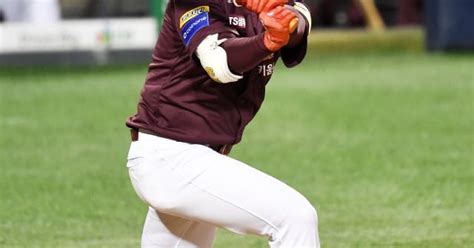 [포토] 관중의 야유 속 3루타 날리는 키움 송성문