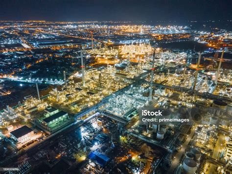 저장 탱크와 정유 공장의 석유 화학 공장 그룹 원유와 함께 작동하는 발전소 산 녹색 생태 환경 개념 근처의 저장 탱크 0명에 대한 스톡 사진 및 기타 이미지 Istock