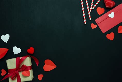 테이블 탑 뷰 기호 발렌타인 데이 배경 개념의 항공 이미지입니다 플랫 레이 어레인지 다채로운 많은 하트 모양의 현대 그런 지