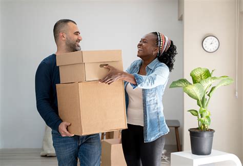 중간 성인 부부는 골판지 상자에 물건을 포장 새로운 집으로 이동하기위한 준비 상자에 대한 스톡 사진 및 기타 이미지 상자 이주 개념 원조 Istock