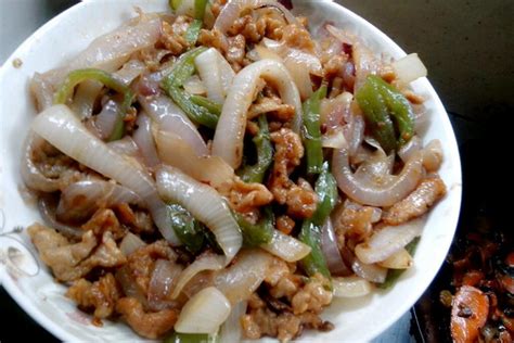 洋葱炒肉的做法 图解洋葱炒肉怎么做如何做好吃 洋葱炒肉家常做法大全 嘻哈大玉 豆果美食