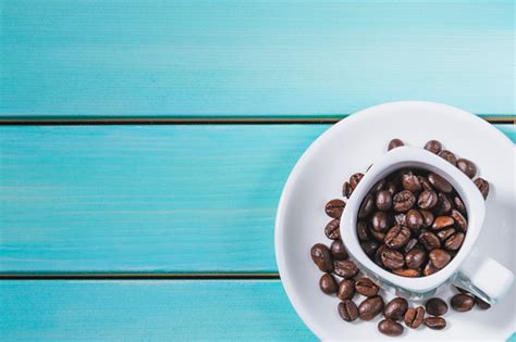 파란색 나무 테이블에 커피 콩으로 가득 커피 의 흰색 컵 복사 공간 이미지 상단보기 0명에 대한 스톡 사진 및 기타 이미지 0명 갈색 검은색 Istock