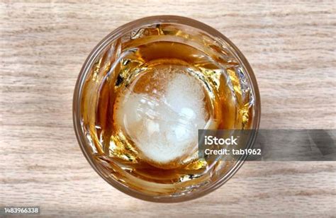 테이블 위에 둥근 얼음 조각이 있는 위스키 음료 한 잔의 머리 위 클로즈업 보기 0명에 대한 스톡 사진 및 기타 이미지 0명