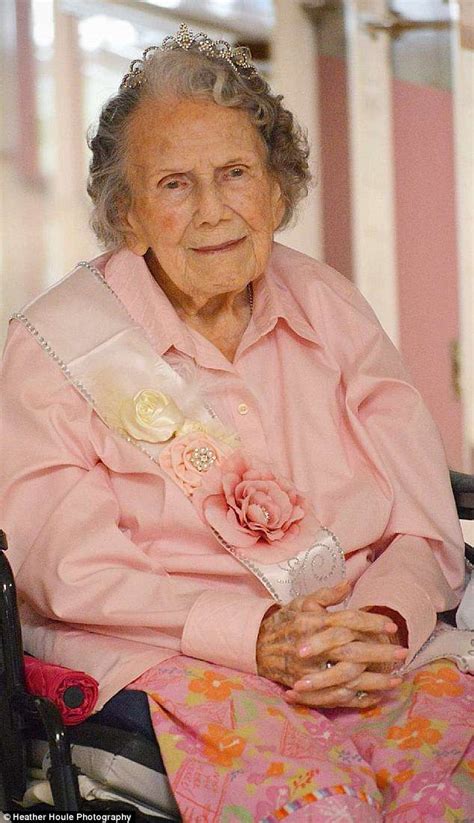 Oklahoma Town Throws 107 Year Old Woman A Birthday Parade Daily Mail