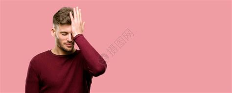 白人成熟的神经危机男子对红色背景感到愤怒和愤高清图片下载 正版图片505083253 摄图网