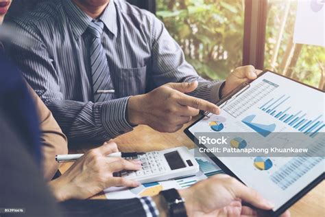 공동 작업 회의 회의 투자자 동료 노트북 및 디지털 태블릿 사무실 테이블에 새로운 계획 금융 그래프 데이터에 대해 비즈니스 팀 금융 회계 투자 계산기에 대한 스톡 사진 및