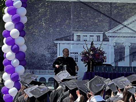 Посланик Кенет Мертен изпрати зрелостниците на Американския колеж СНИМКИ Информационна