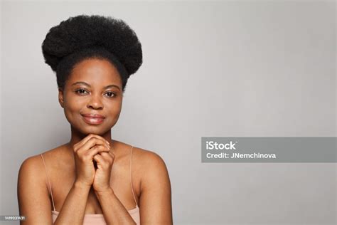 흰색 바탕에 완벽한 깨끗한 피부를 가진 아름답고 쾌활한 젊은 여성 25 29세에 대한 스톡 사진 및 기타 이미지 25 29세 갈색 머리 감각 지각 Istock