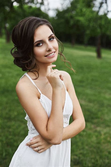 Bella E Ragazza Di Modello Castana Sensuale Con Trucco Luminoso E Con L Acconciatura Alla Moda