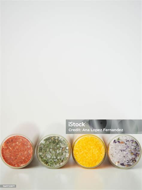 맛과 색상 개념 다양한 종류의 바다 소금 맛이 나는 둥근 유리병 바닥을 클로즈업한 모습 복사 공간 0명에 대한 스톡 사진 및 기타 이미지 Istock