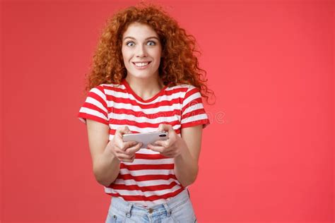 Entusiasmada Feliz Linda Pelirroja De Cabello Rizado Novia Ansiosa
