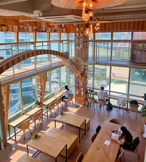 작업하고 책 읽기 좋은 서울 북카페 📚 세시간전 커피숍 디자인 카페 디자인 서울 카페