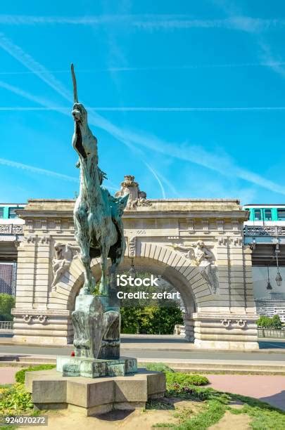 시내 파리 프랑스의 퐁 드 비르하 킴 브리지 퐁 드 파 근처 기차 타기로 낮은 프랑스 환생 동상과 랜드마크의 영화 보기 각도 0명에 대한 스톡 사진 및 기타 이미지 Istock