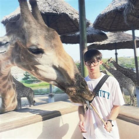 江泽伟 Xiao Wei • Threads Say More