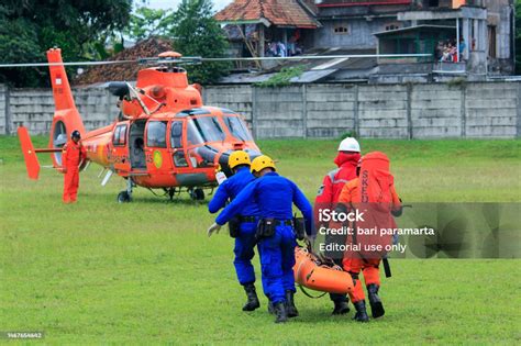 국가수색구조국의 신속대응 조치로 자연재해 피해자 대피 헬리콥터에 대한 스톡 사진 및 기타 이미지 헬리콥터 구조 들것