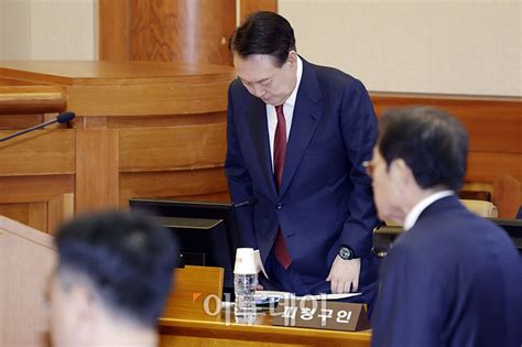 윤석열 탄핵심판 세번째 출석…굳은 표정 [포토] 이투데이