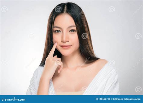 Mujer Asi Tica Joven Hermosa Con La Piel Fresca Limpia Foto De Archivo