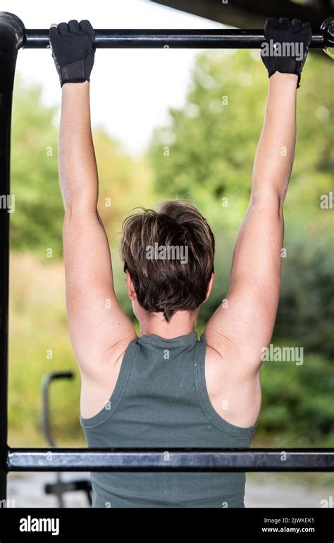 36 Year Old White Woman Showing Her Back Doing Pull Ups Brussels