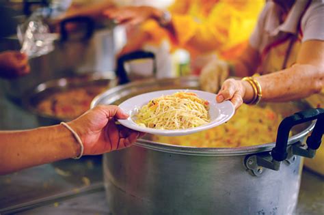 기아를 완화 시키기 위해 가난한 사람들을 위한 공유 하는 식품의 개념 개념에 대한 스톡 사진 및 기타 이미지 개념 개념과 주제 거지 Istock