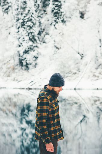 남자 여행자 배경 여행 라이프 스타일 개념 모험 휴가 야외 하이킹에 혼자 호수와 숲 겨울 풍경 산책 걷기에 대한 스톡 사진 및 기타 이미지 Istock