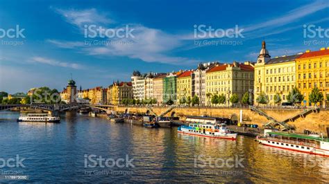 프라하 도시의 아름다운 제방 프라하의 역사적인 중심지 구시 가지 프라하 체코의 건물과 랜드 마크 체코의 수도 인 프라하의 블타바 강 제방 0명에 대한 스톡 사진 및 기타