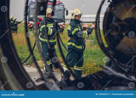 两位消防员的防水水管均匀泼水肖像 库存图片 图片 包括有 责任 旅团 男人 部门 消火 纵向 192429217