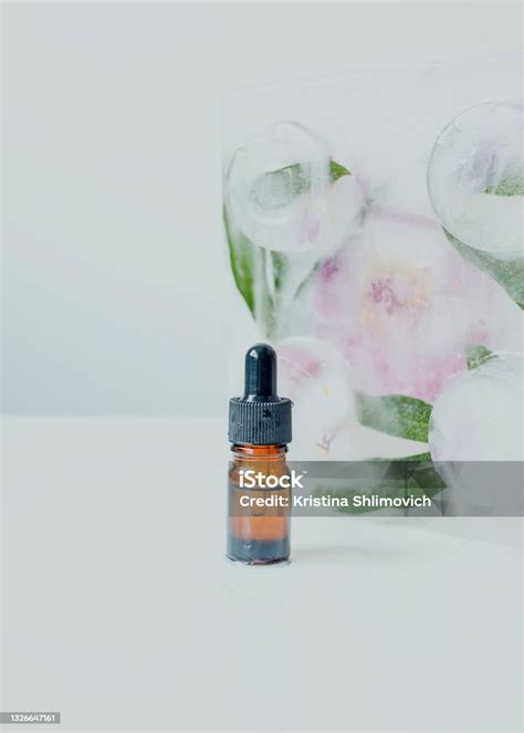 세럼 에센셜 오일 또는 기타 화장품이있는 갈색 유리 병 천연 유기농 화장품 포장 스킨 케어 컨셉 갈색에 대한 스톡 사진 및 기타 이미지 Istock