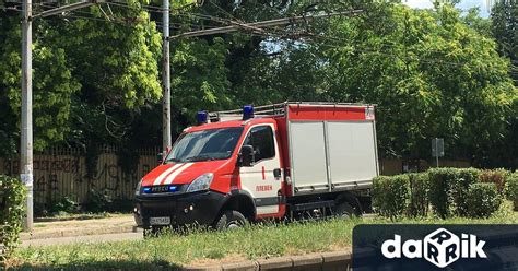 Товарен бус и близо 8 тона материал за пелети изгоряха при пожар в Индустриалната зона Darik Bg