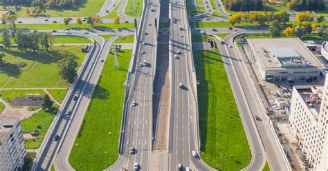 도시 고속도로 교차로의 공중보기 도로에서 주행하는 차량 사진 Unsplash의 자동차 산업 이미지