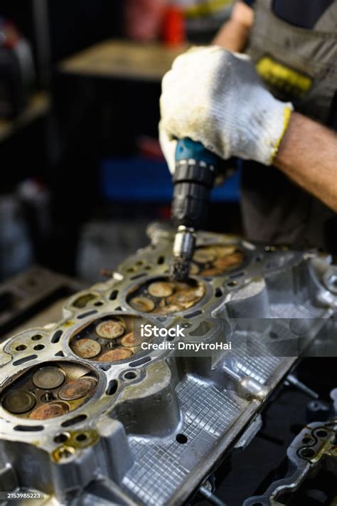 차고에서 자동차 모터의 밸브로 작업하는 동안 드라이버를 들고 있는 작업자의 부분 모습 검사 보기에 대한 스톡 사진 및 기타 이미지 검사 보기 교통사고 충돌 사고 교통