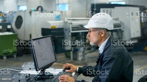 안경에 수석 엔지니어는 공장에서 데스크톱 컴퓨터에 노력 하 고 공장 산업 건물에 대한 스톡 사진 및 기타 이미지 공장 산업 건물 데스크탑 컴퓨터 컴퓨터 모니터