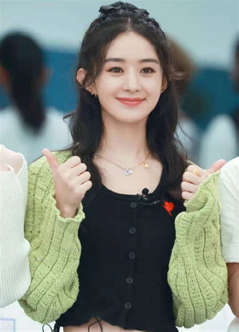 33岁赵丽颖路透曝光，头戴蝴蝶结嫩成18岁少女，搭肩张碧晨太亲密 人物集