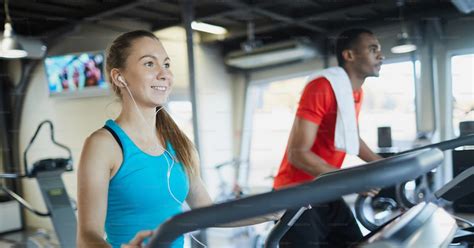 러닝머신에서 달리고 피트니스 센터에서 이어폰으로 좋아하는 음악을 듣는 젊은 활동적인 여성 사진 Unsplash의 운동 이미지