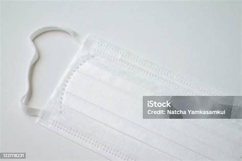 고무 귀 끈이있는 수술 용 마스크 입과 코를 덮는 전형적인 3ply 수술 마스크 박테리아에서 절차 마스크 보호 개념입니다 상단 보기 흰색 배경 0명에 대한 스톡 사진 및