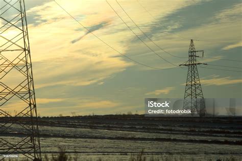 고전압 전기 폴 많은 절충 주의 라인의 전체 길이에 한 설정 강철에 대한 스톡 사진 및 기타 이미지 강철 겨울 계절 Istock
