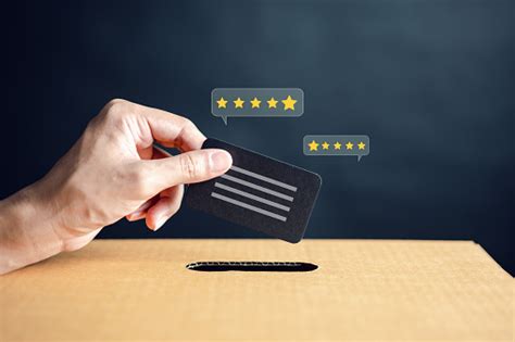 별 다섯 개와 미소 얼굴 검토를 제공하는 고객 경험 스마트 폰 피드백 검토 개념에 대한 고객 만족도 설문 조사 고객 서비스 경험 및 비즈니스 만족도 Launch Party에