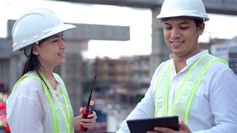 두 명의 토목 기사가 건설 현장에서 태블릿으로 건축가 도면을 검사하는 작업 2명에 대한 스톡 사진 및 기타 이미지 2명 30 34세 개발 Istock