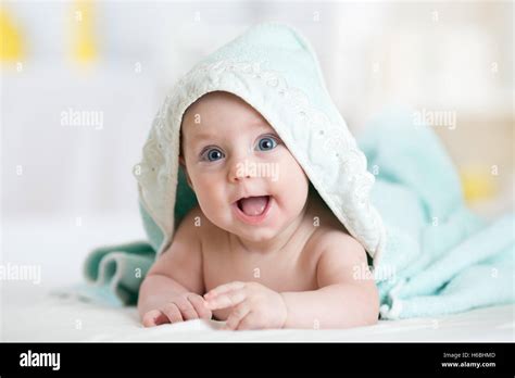 M Dchen Untet Der Dusche Fotos Und Bildmaterial In Hoher Aufl Sung Alamy