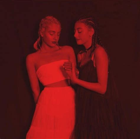 შორენა ბეგაშვილისა და კრისტი ყიფშიძის შვილები ერთნაირი ვარცხნილობებით პოზირებენ