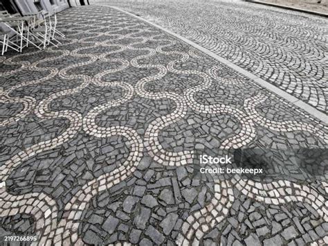 검은 거친 포장 도로에 모자이크 큐브의 잔물결 패턴 사각형과 파선 파도와 하트 모양의 반복되는 선이있는 광장의 산책로 0명에 대한 스톡 사진 및 기타 이미지 Istock
