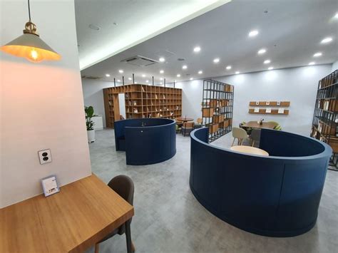 북카페 같은 휴게실 로비 공간 인테리어 디자인 공사현장 인테리어 디자인견적 중개플랫폼 Retail Design