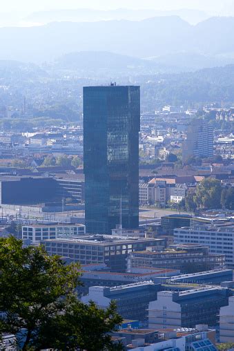 화창한 늦여름날 초고층 빌딩 프라임 타워와 스위스 알프스를 배경으로 취리히 시의 공중 전망 0명에 대한 스톡 사진 및 기타 이미지 Istock