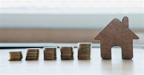 금융 개념입니다 부동산 구매 집을위한 돈을 저축 집 모델과 동전 스택 부동산 사다리 모기지 및 부동산 투자에 대한 개념 사진 Unsplash의 보험 이미지