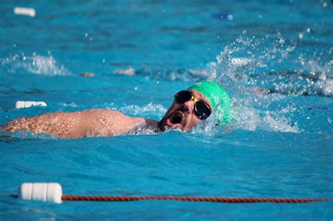 Swimathon Vedetele înoată Pentru Centrul De Evaluare și Analize Educaționale