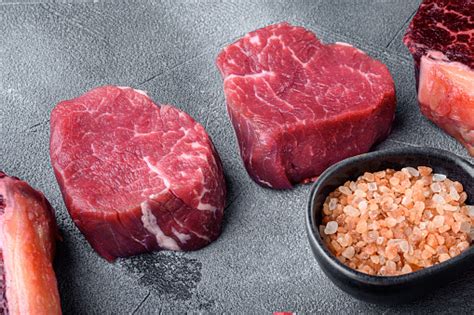 회색 돌 배경에 허브와 향신료를 곁들인 원시 필레 미뇽 또는 눈 스테이크 날것에 대한 스톡 사진 및 기타 이미지 날것 필레 미뇽 0명 Istock